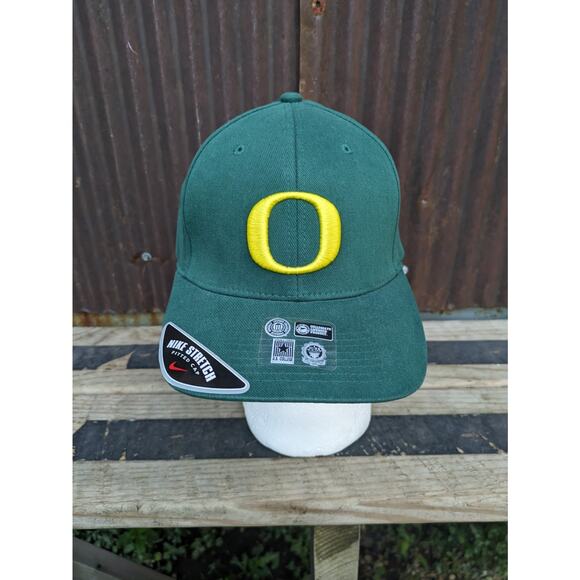 Nike | Accessories | Nike Oregon Ducks Hat Medium Fitted Green Ncaa ...